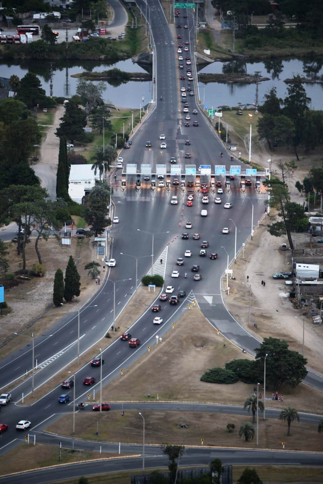 Operativo retorno: unos 14.000 vehículos pasaron por el peaje de Pando ...
